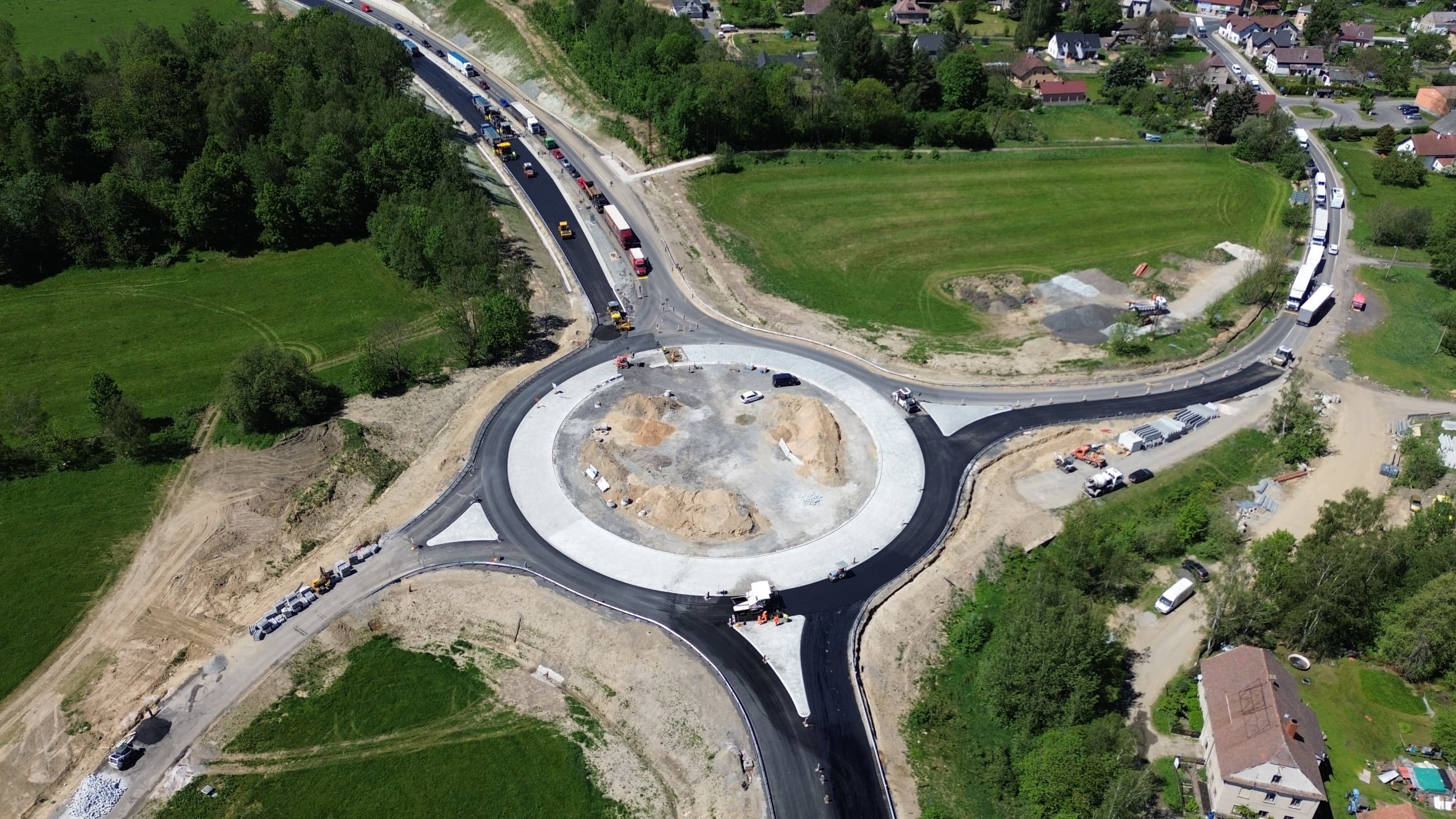 Práce na silnici mezi Novým Borem a Svorem postupují | VINCI ...