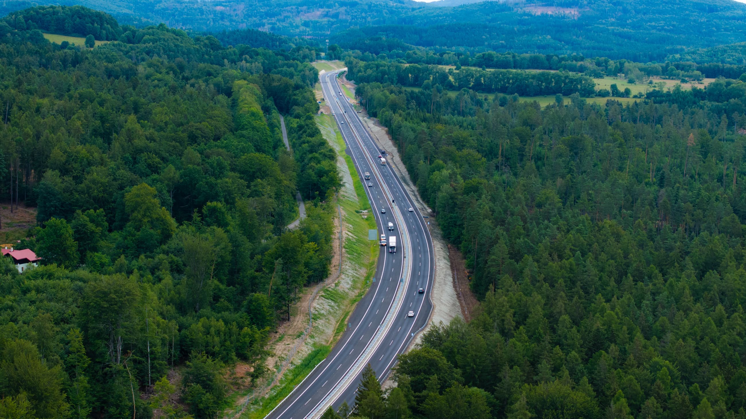 Silnice mezi Novým Borem a Svorem má čtyři pruhy | VINCI Construction CS